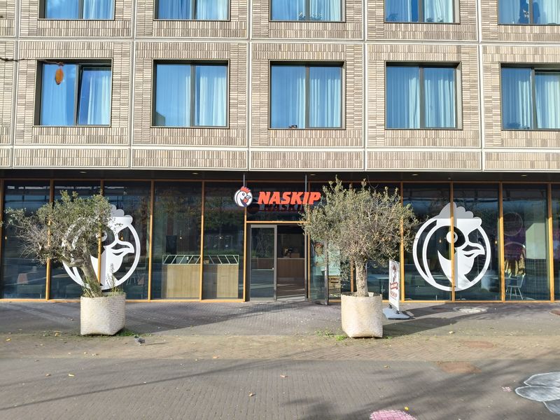 Surinaamse kipketen Naskip opent tweede Nederlandse vestiging in Almere ...