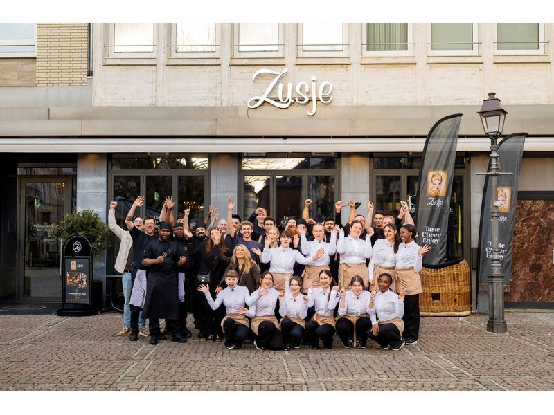 Zusje opent eerste restaurant in Duitsland en bereikt mijlpaal van 40 ...
